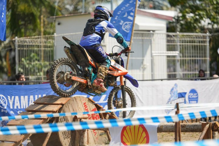 Night Race Perdana Shell BLU CRU Yamaha Enduro Challenge, Sambangi ...