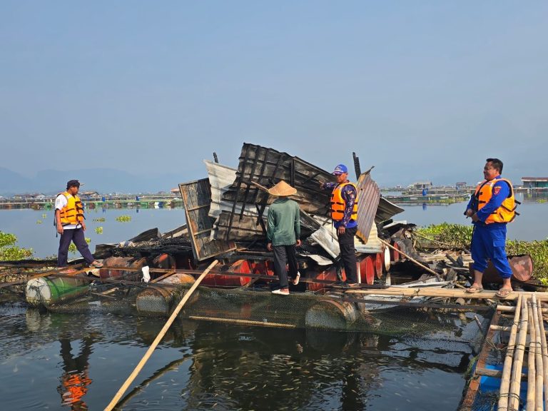 Keramba Jaring Apung di Waduk Jatiluhur Terbakar, Kerugian Rp50 Juta ...